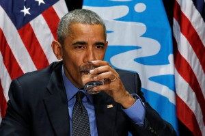 Obama drinks filtered city water in Flint to show it’s safe | PBS News