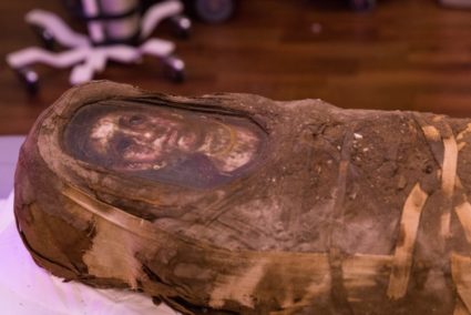 Thanks to a particle accelerator, we can see inside this ancient mummy ...
