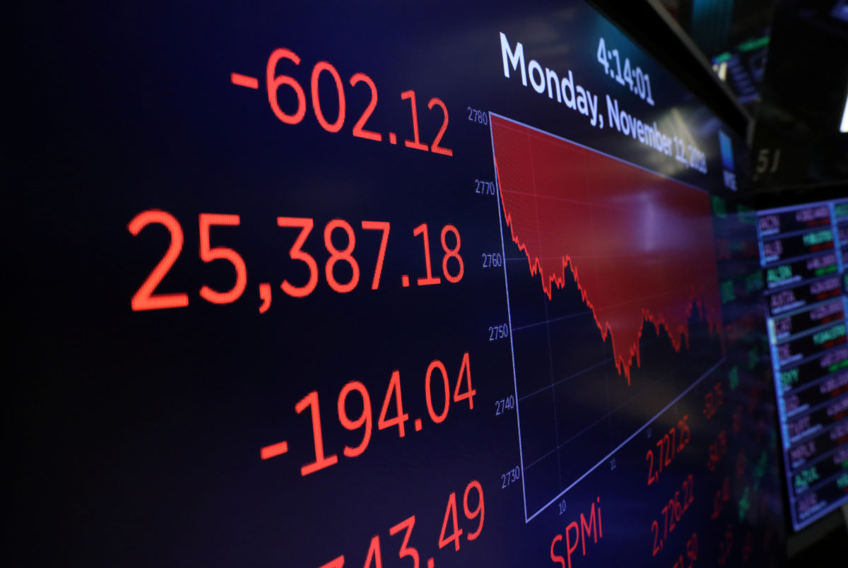 U.S. stocks tumble, led by tech giants | PBS News