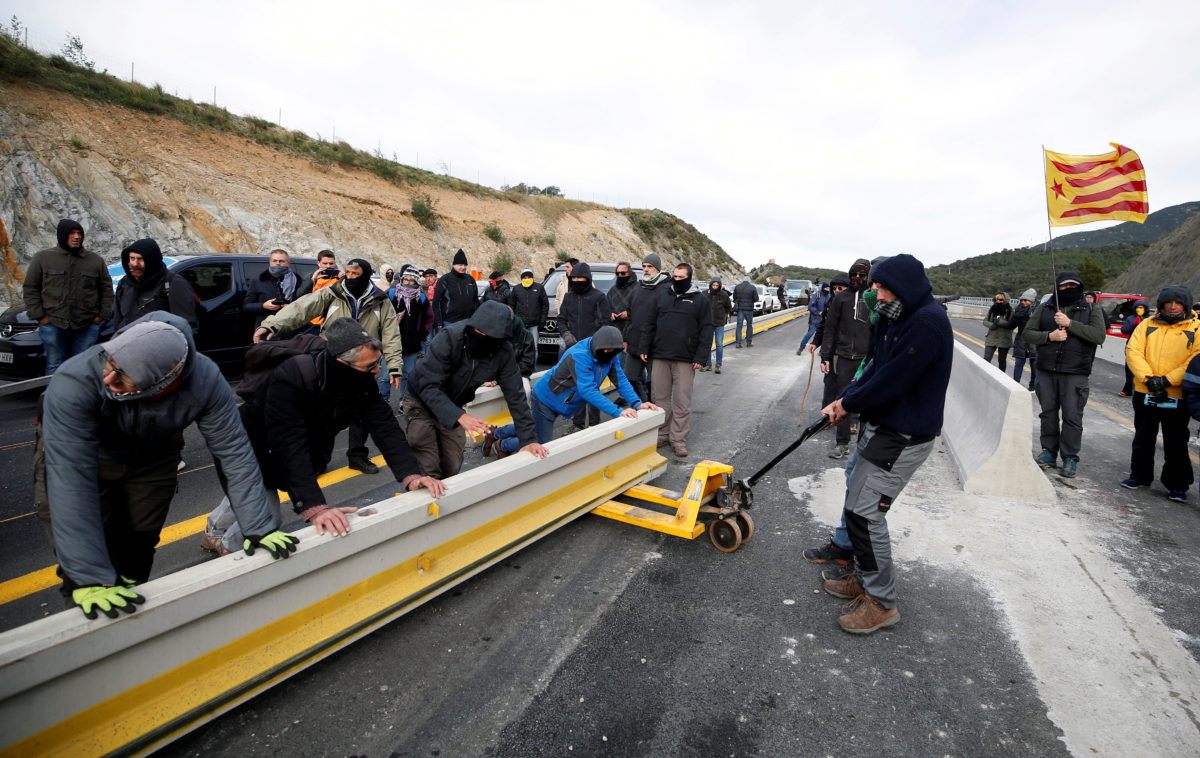 Spain faces a widening political divide | PBS News