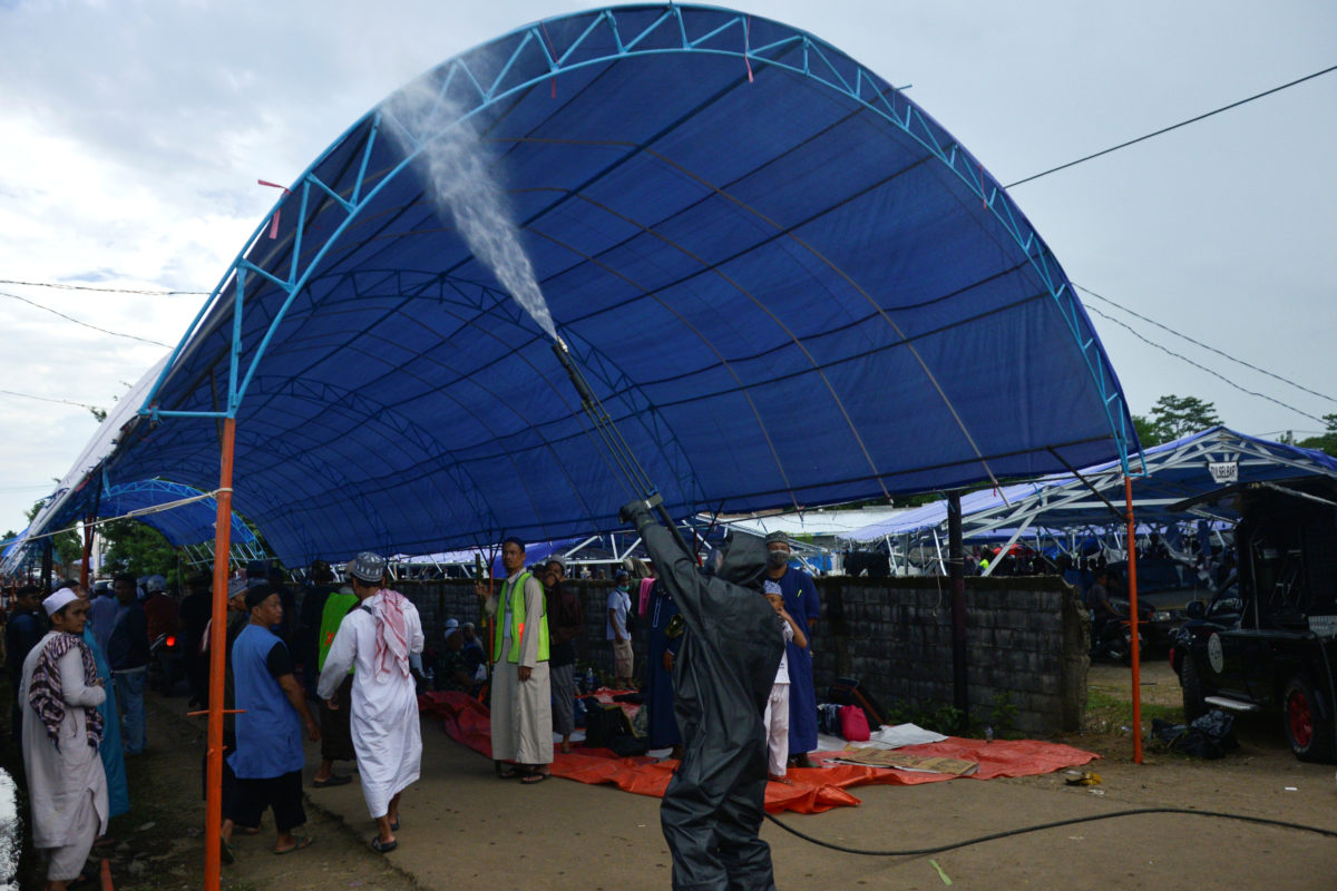 Indonesia halts Islamic assembly, quarantining 9,000 people | PBS NewsHour