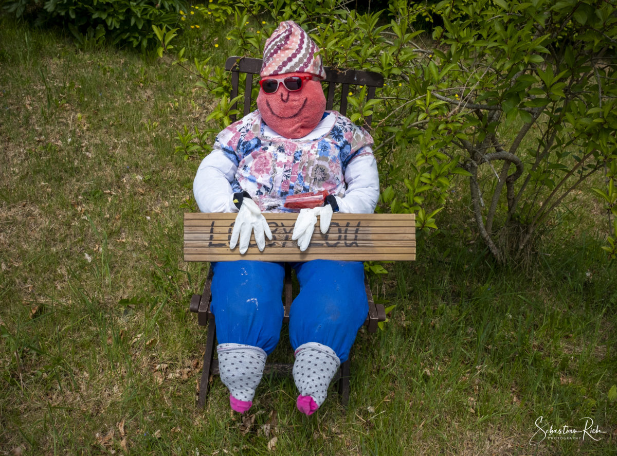 Britons build scarecrows to say thank you to health care workers | PBS News
