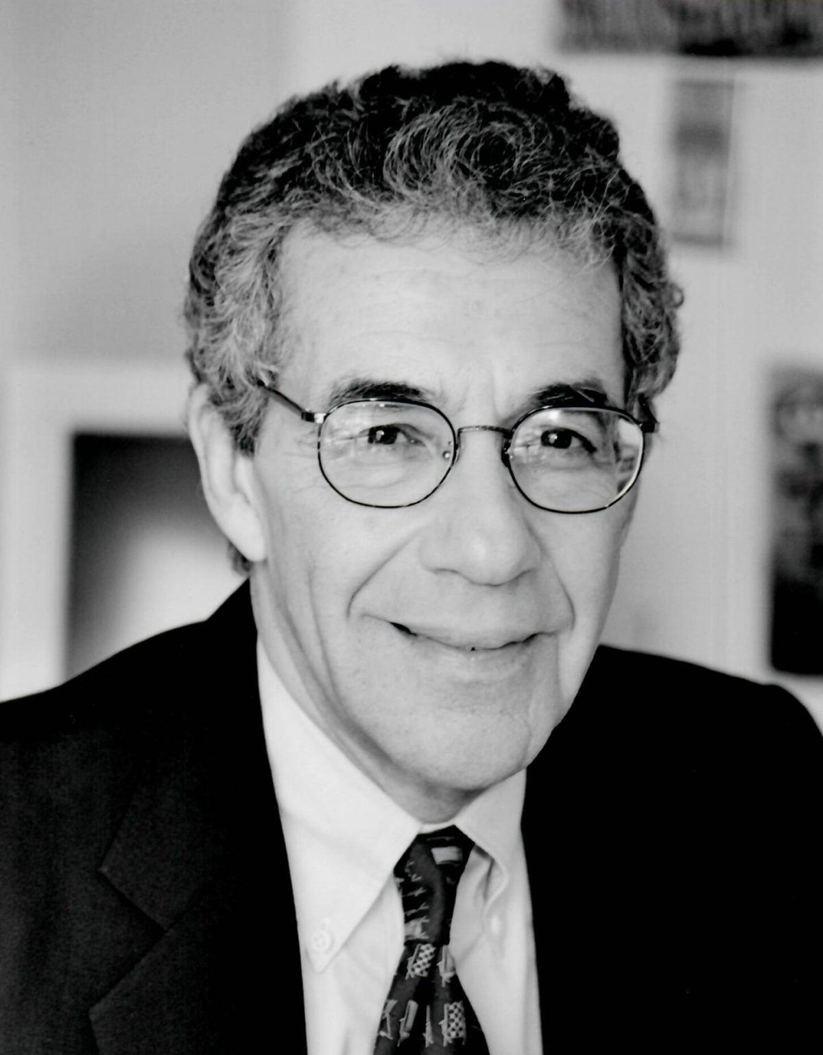 Les Crystal, a guiding force behind NewsHour, dies at 85 | PBS News