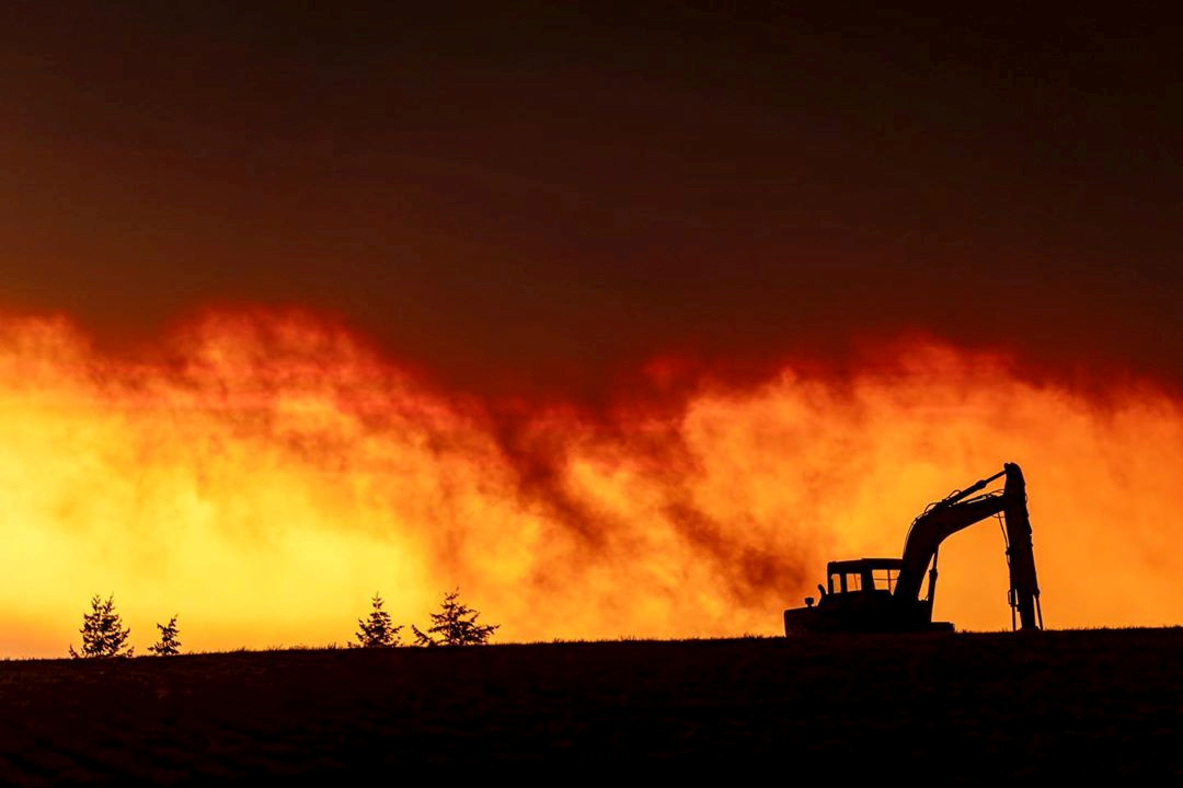 Better weather aids battle against deadly Western wildfires | PBS News ...