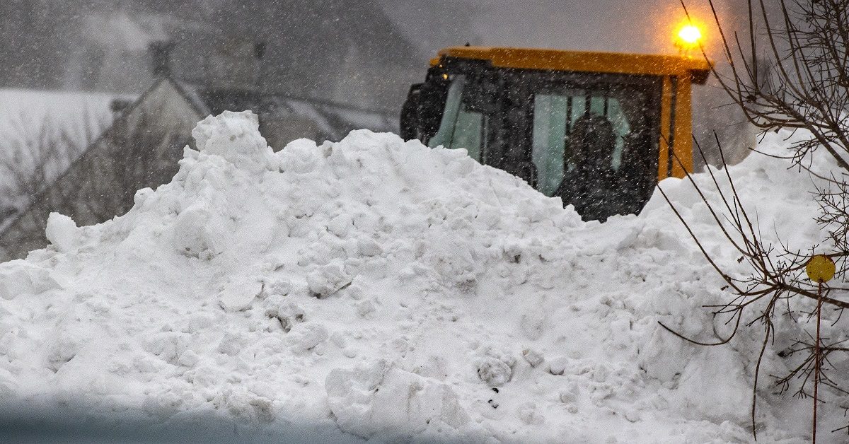 Winter storm lashes East Coast with deep snow, high winds | PBS News ...