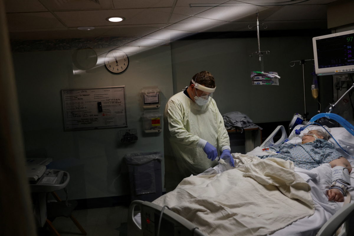 U.S. faces a wave of omicron deaths in coming weeks, models predict ...