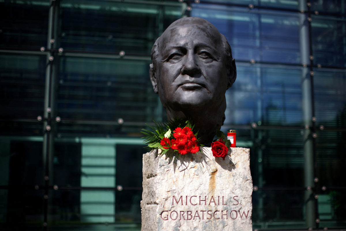 In show of ambivalence, Putin pays tribute to Gorbachev but won’t ...