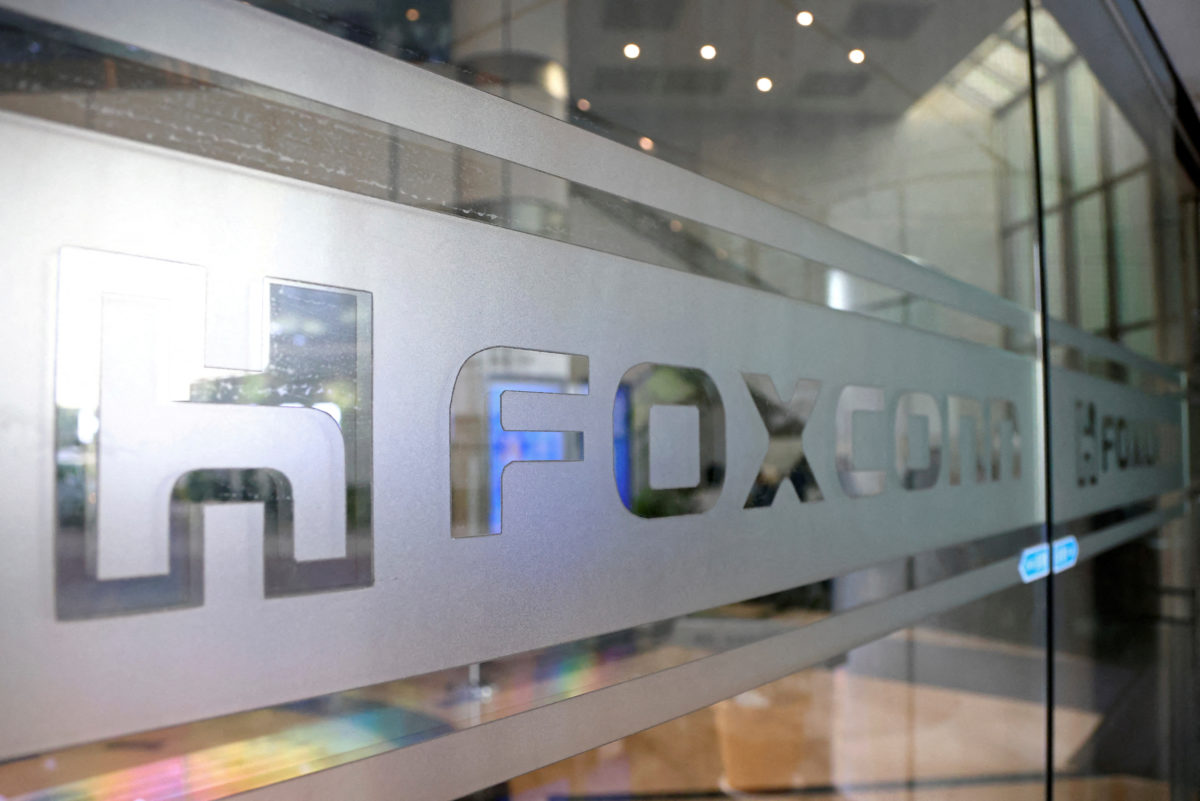 Foxconn apologizes for pay dispute that sparked factory protests in ...