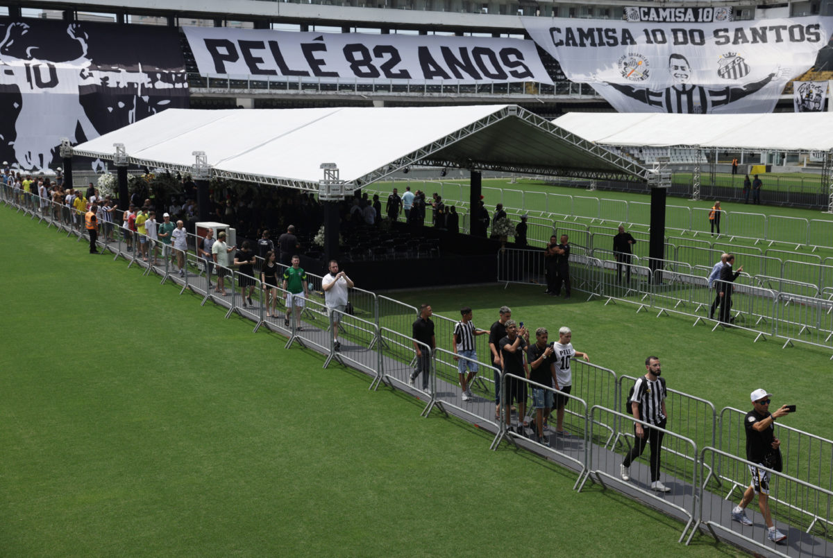 Thousands bid farewell to Pelé at public viewing in Brazil stadium ...