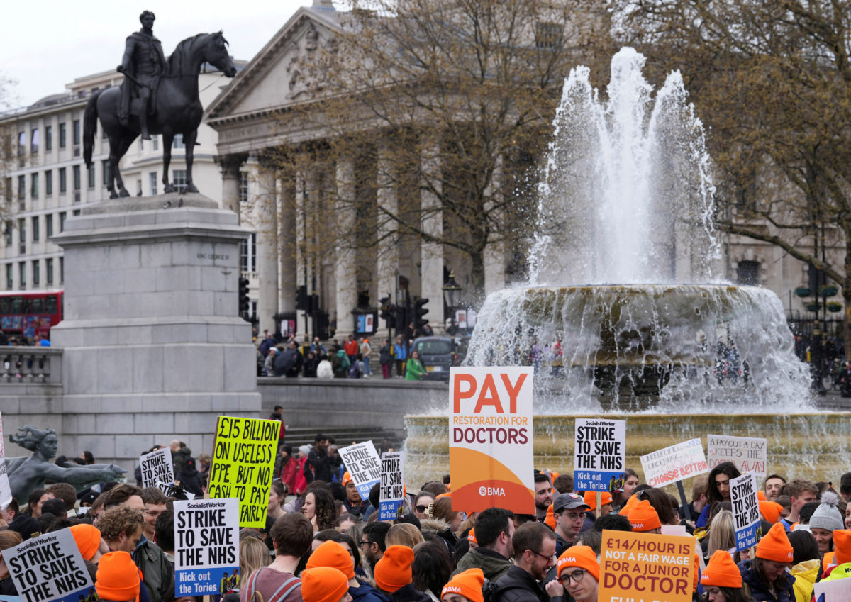 Junior doctors begin 4-day strike in UK, seeking pay raise | PBS News
