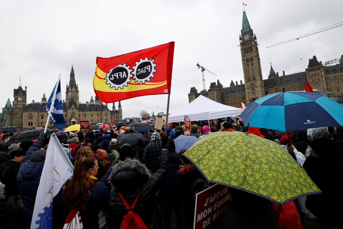 Canada makes new contract offer to thousands of striking public workers ...