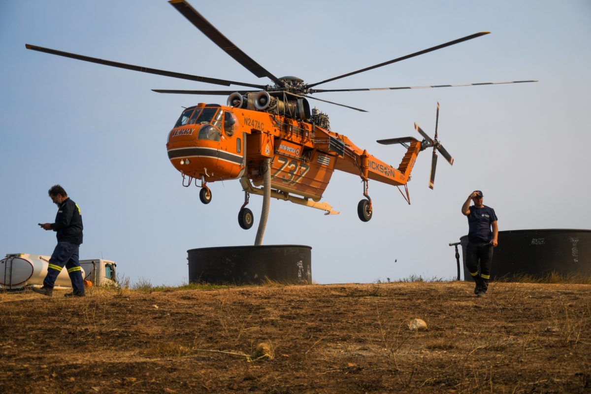 More than 600 firefighters with air support struggle to control ...