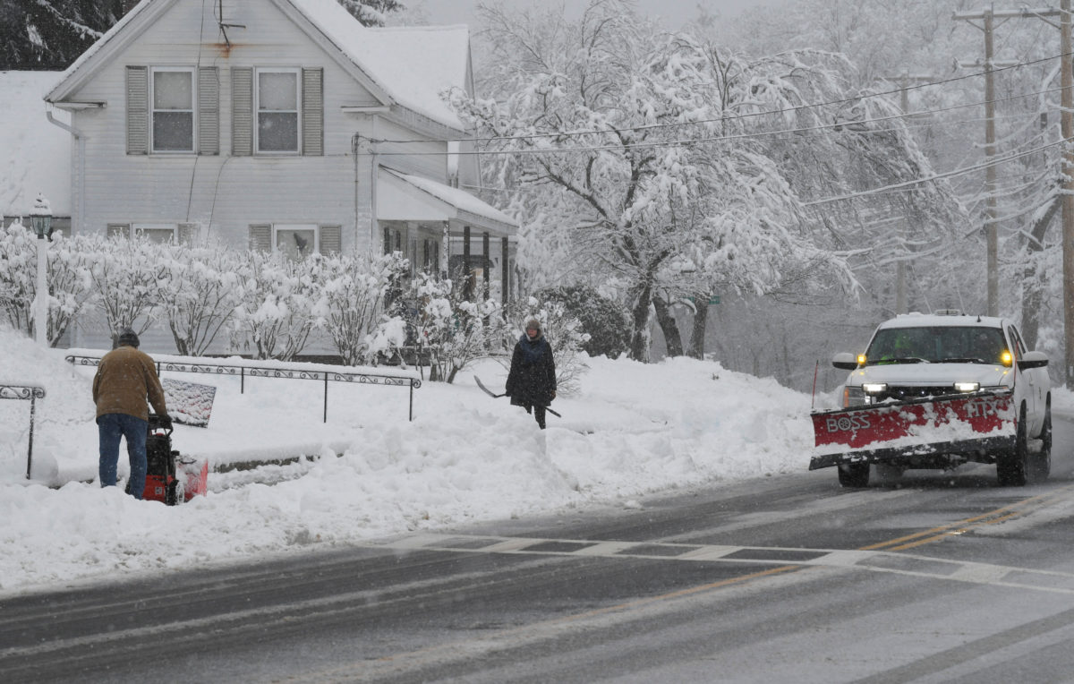 Dual storms dump snow on both U.S. coasts as ice creates hazardous road ...