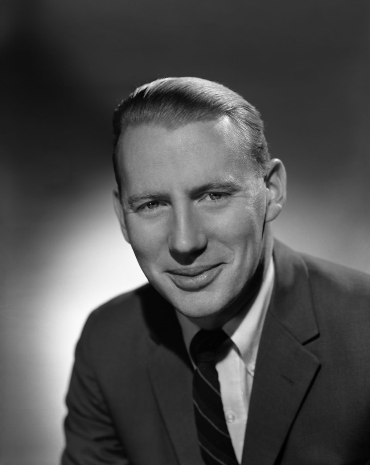 Robert MacNeil, co-founder of NewsHour, dies at 93 | PBS News