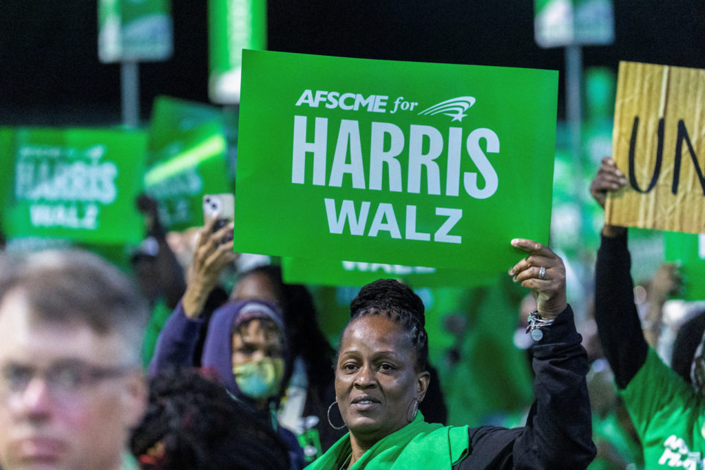 WATCH: Walz tells union members in Los Angeles that Trump and Vance ...