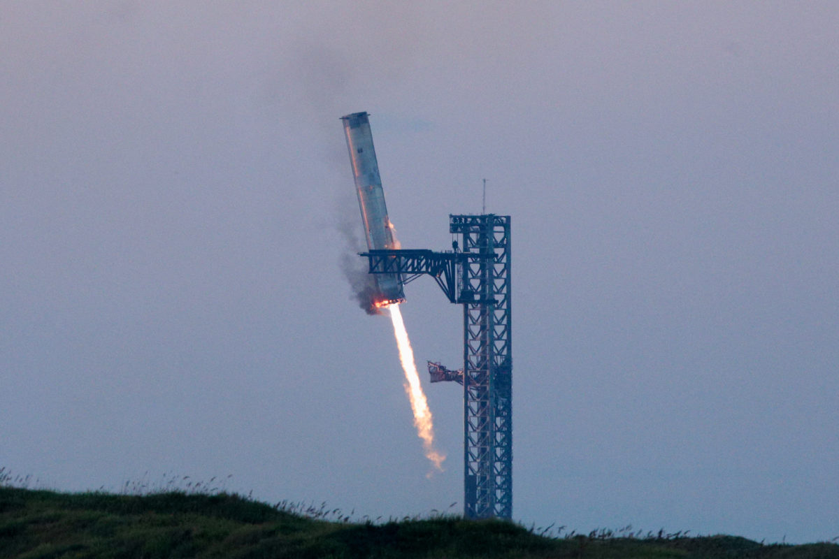 In engineering feat by SpaceX, mechanical arms catch Starship booster ...