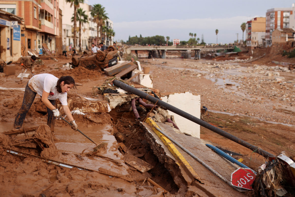 Volunteers clear muddy debris from Spain’s deadly floods as authorities ...