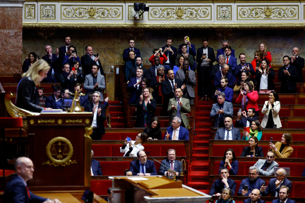French lawmakers oust prime minister in first successful no-confidence ...