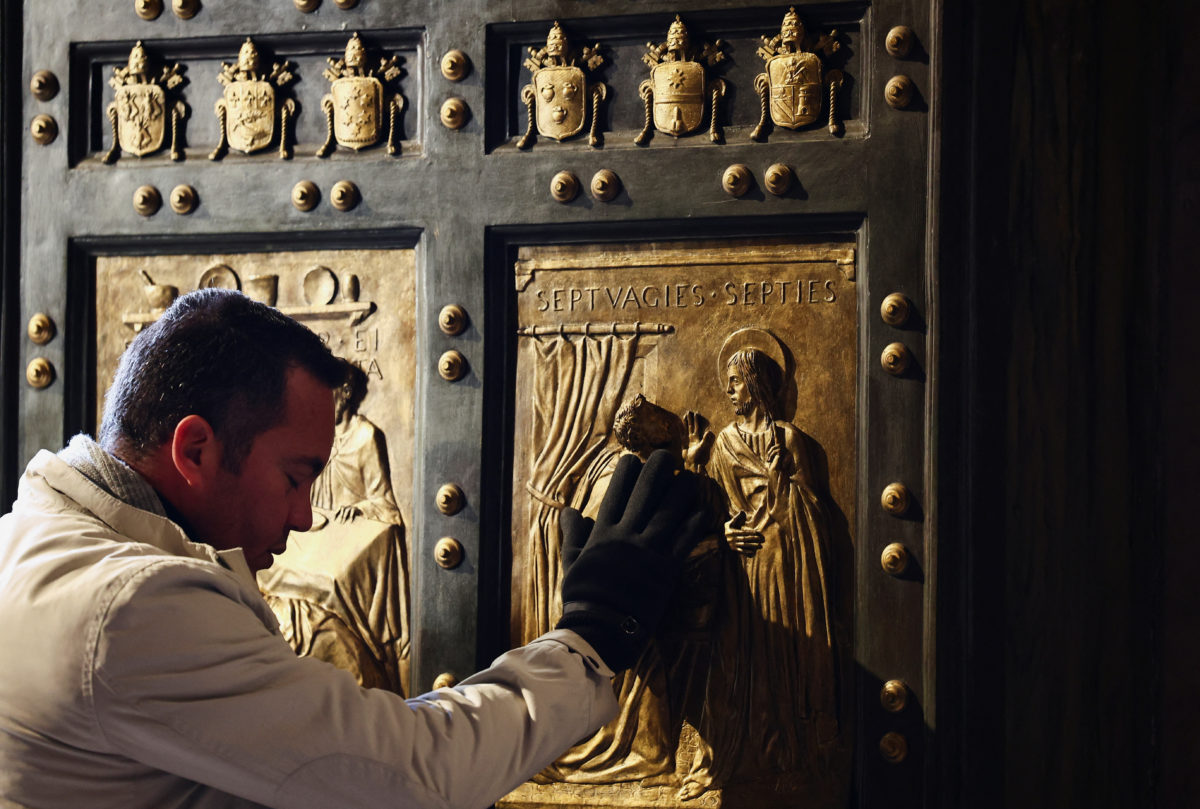 PHOTOS: Pope Francis marks Christmas by urging all nations to silence ...