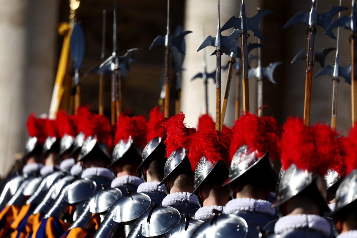 PHOTOS: Pope Francis marks Christmas by urging all nations to silence ...