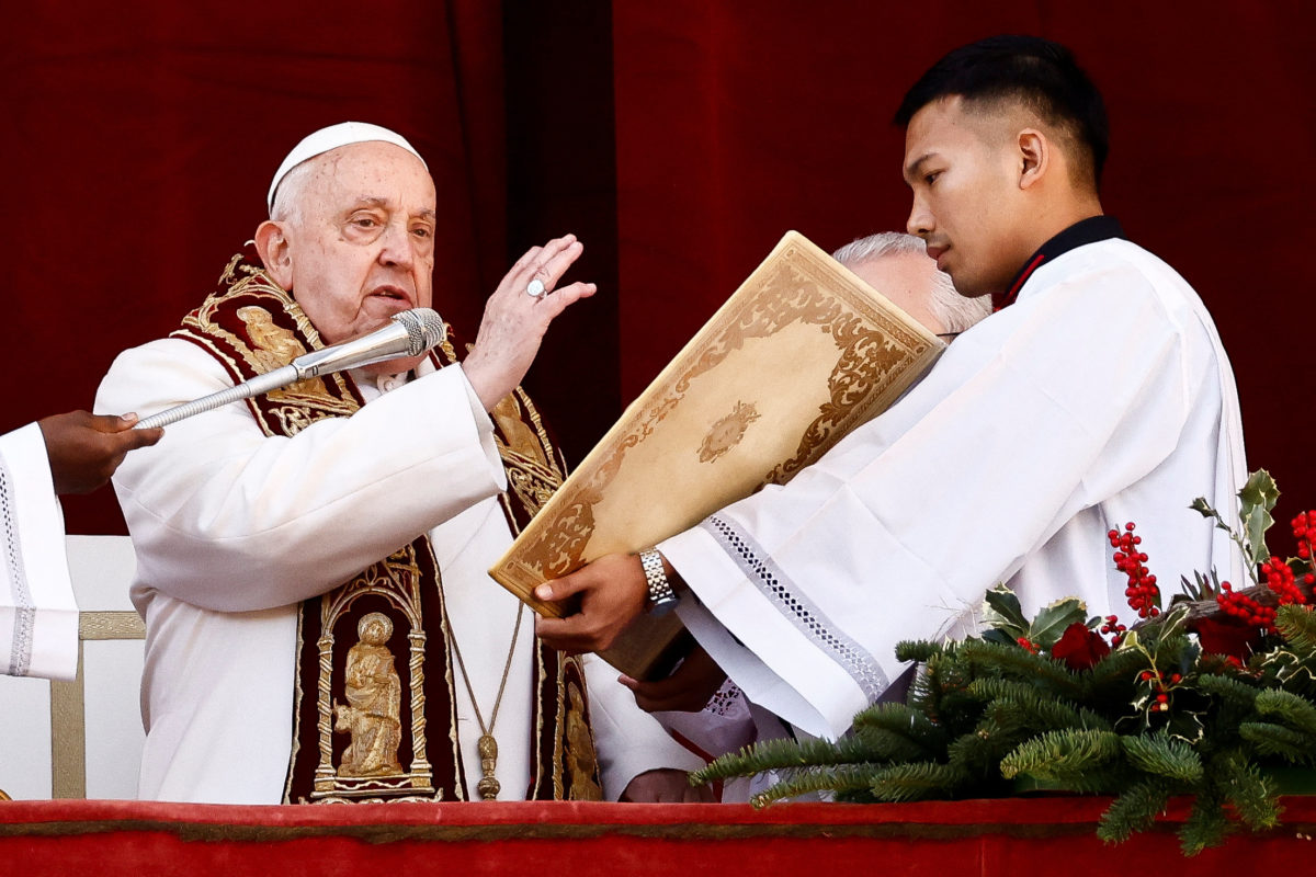 PHOTOS: Pope Francis marks Christmas by urging all nations to silence ...