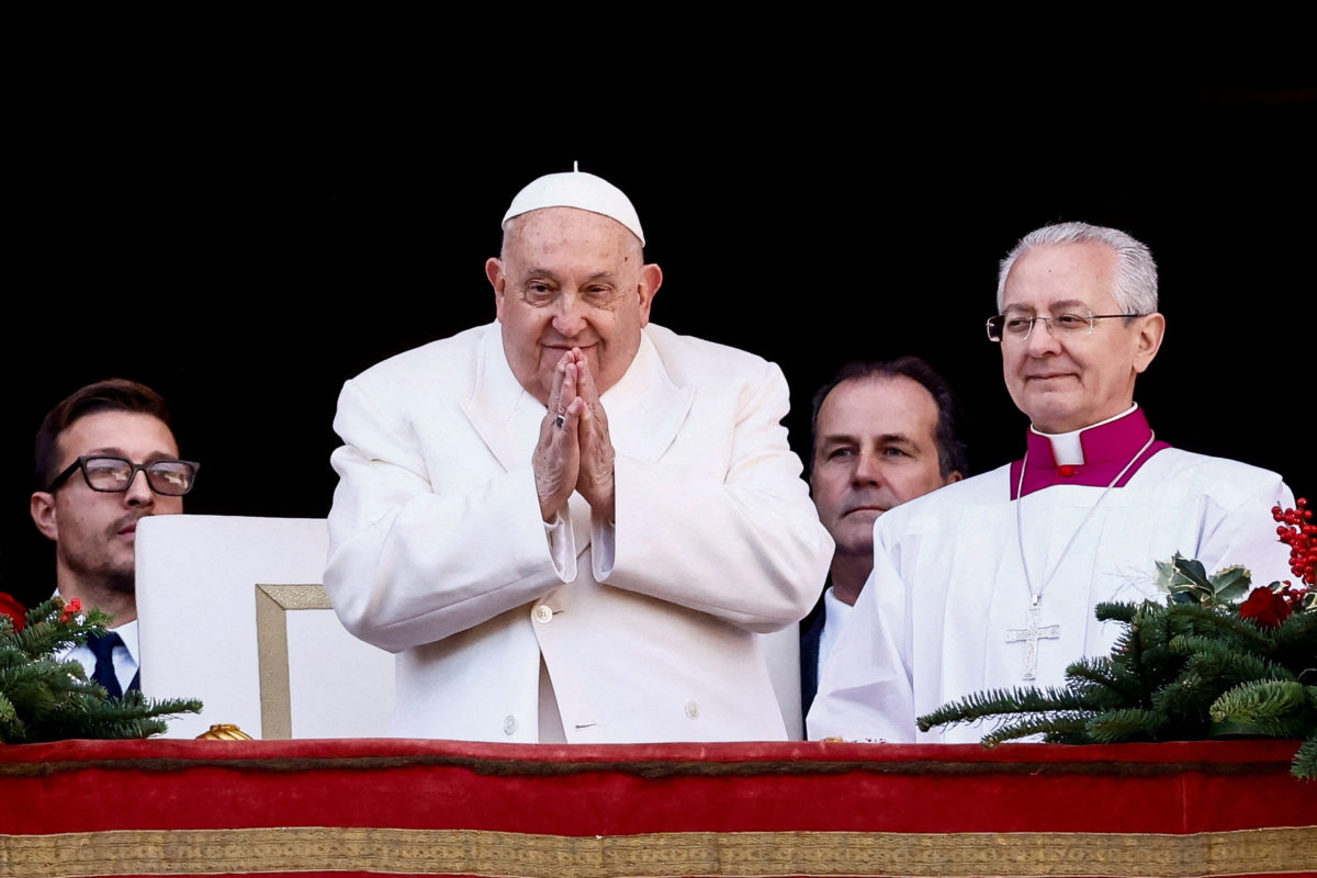 PHOTOS: Pope Francis marks Christmas by urging all nations to silence ...