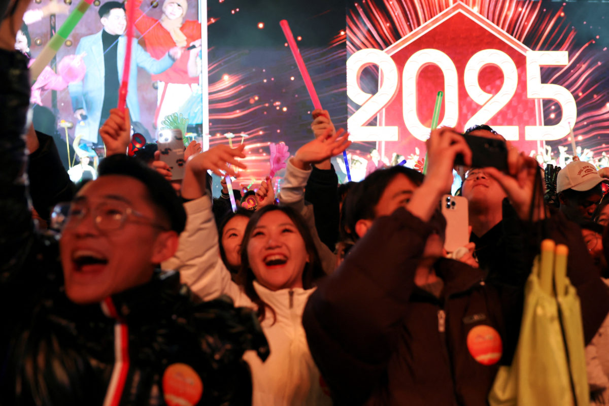 2025 begins around the world with light shows, embraces and ice plunges ...