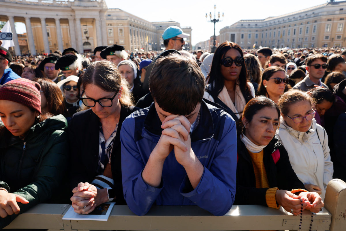 PHOTOS: Mighty and meek say farewell to Pope Francis at his funeral and ...