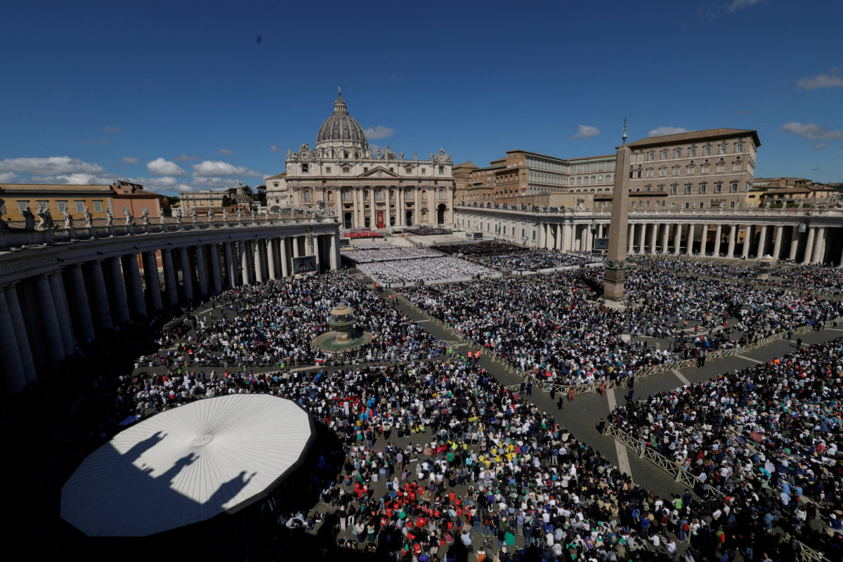 PHOTOS: Mighty and meek say farewell to Pope Francis at his funeral and ...