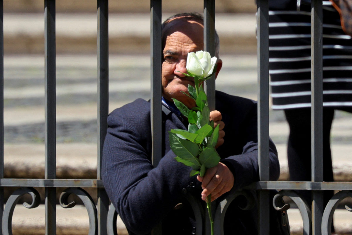 PHOTOS: Mighty and meek say farewell to Pope Francis at his funeral and ...