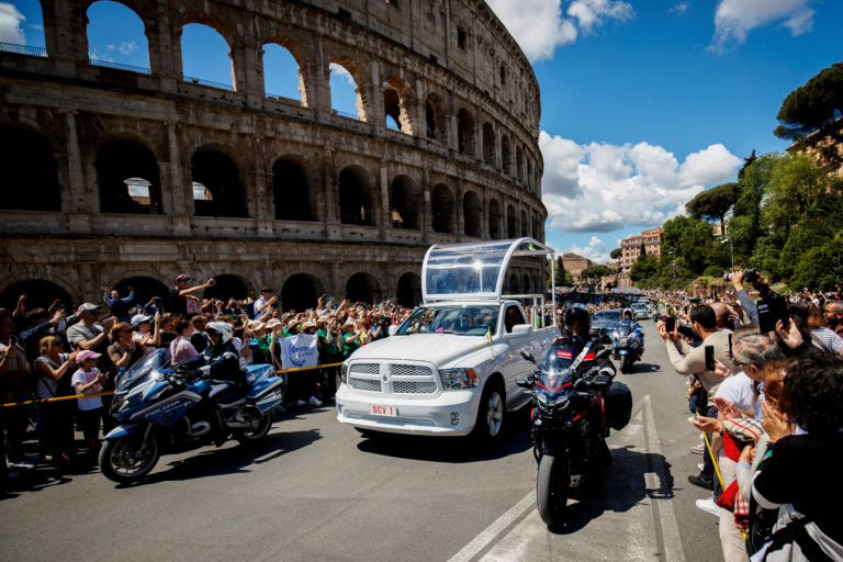 PHOTOS: Mighty and meek say farewell to Pope Francis at his funeral and ...