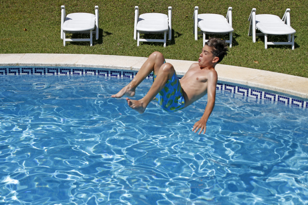 The physics behind making humongous splashes in the pool | PBS News