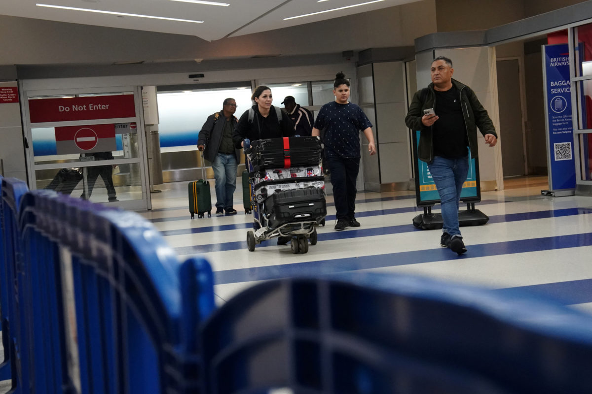 As Trump's new travel ban begins, some visitors report extra scrutiny ...