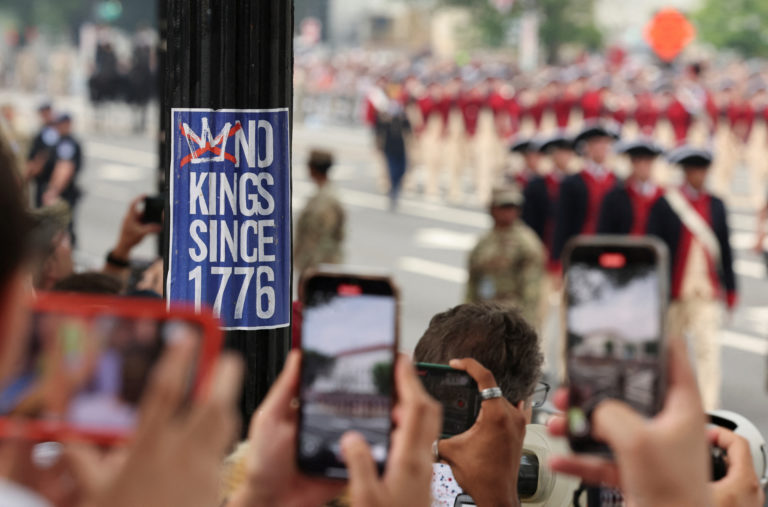 Protesters gather across the U.S. at nationwide anti-Trump 'No Kings ...