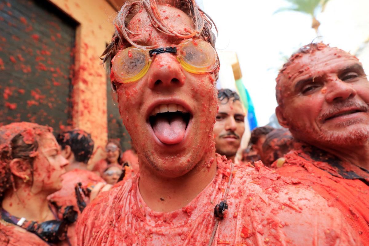 Overripe tomatoes fill the air and streets in Spain’s ‘Tomatina’ food ...