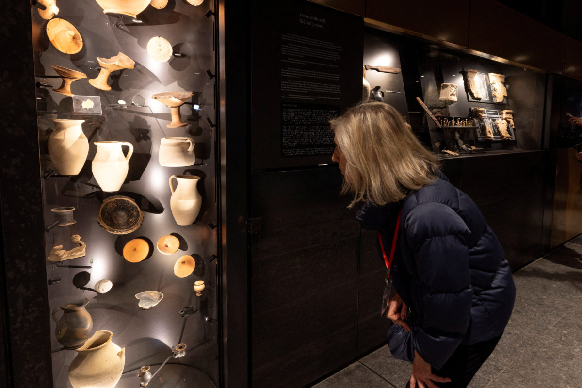 Colosseum subway station, with displays of unearthed artifacts, opens ...