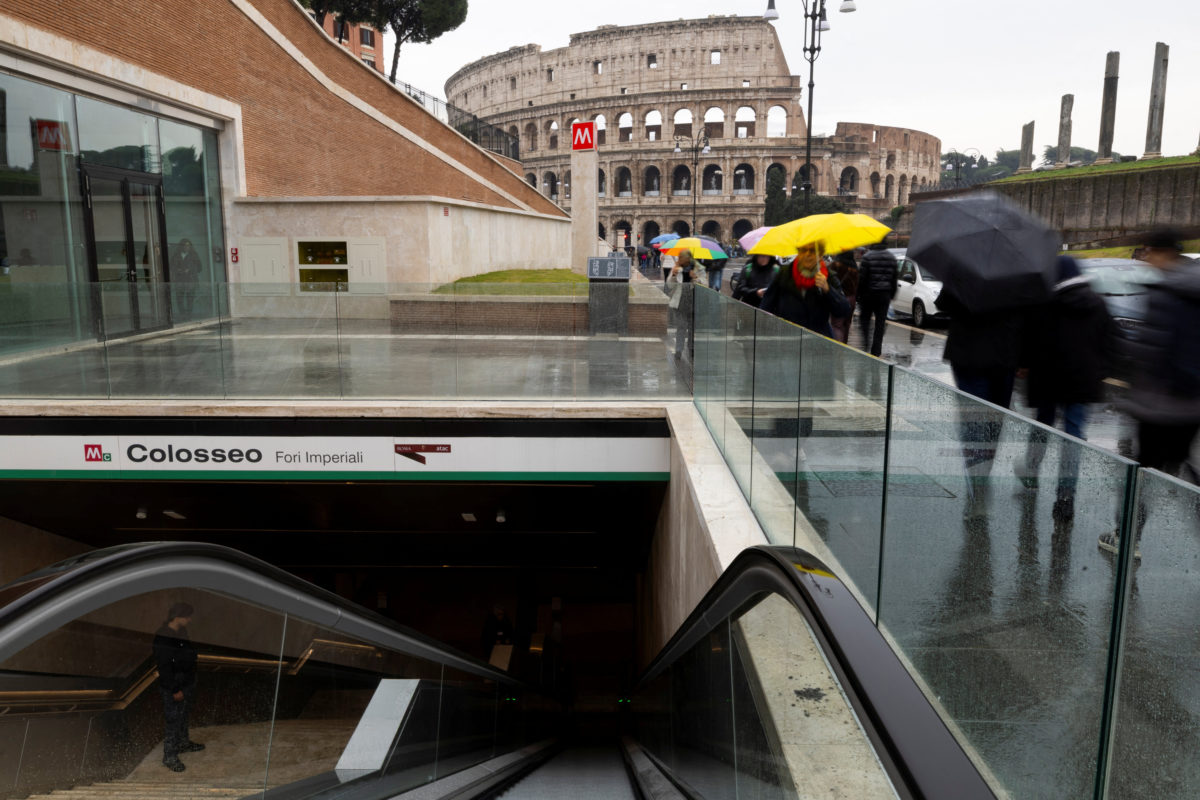 Colosseum subway station, with displays of unearthed artifacts, opens ...