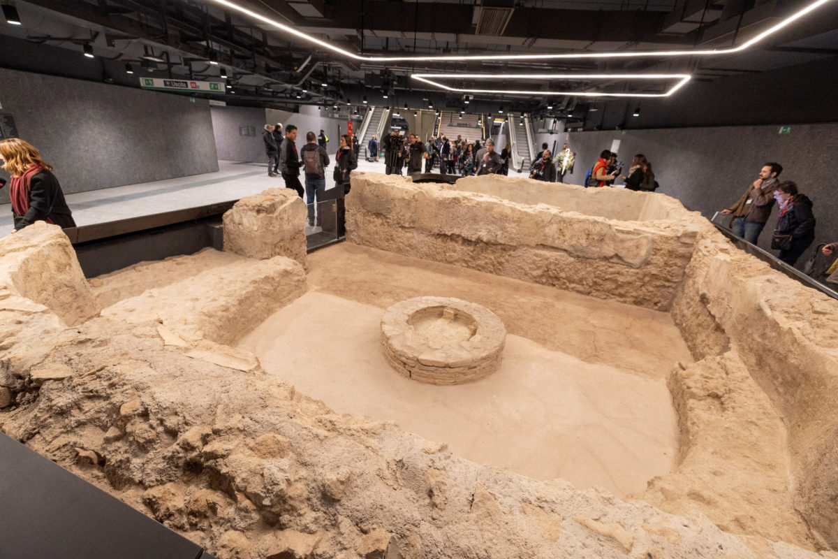 Colosseum subway station, with displays of unearthed artifacts, opens ...