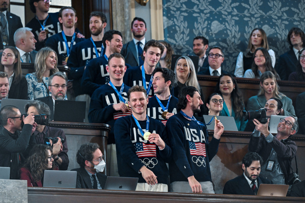 U.S. men's hockey team receives standing ovation during State of the ...