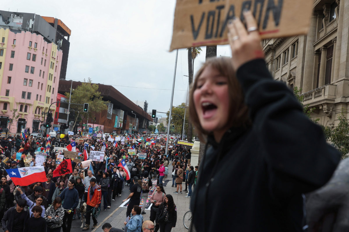 Thousands of Chileans protest President Kast's environmental rollbacks ...